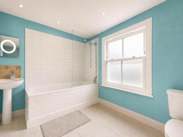 4 bedroom flat for rent in Uxbridge Road, London, W12