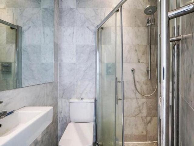4 bedroom flat for rent in Villiers Road, Willesden, NW2