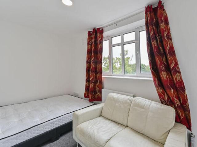 4 bedroom flat for rent in Weir Road, Balham, London, SW12