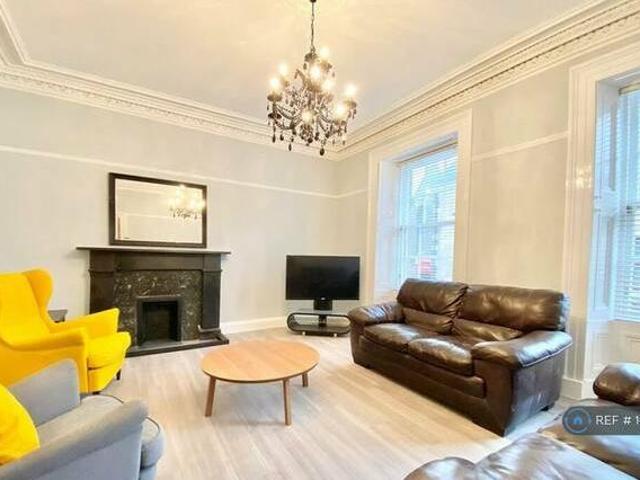4 bedroom flat for rent in Wellmeadow Street Paisley PA1