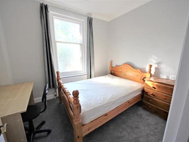 4 bedroom flat for rent in Wimborne Road, Winton Banks, Bournemouth, BH3