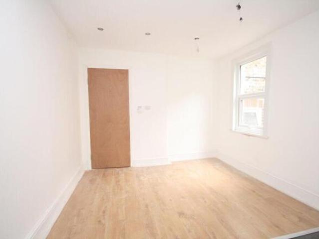 4 bedroom flat for rent in Wightman Road, Manor House, N8