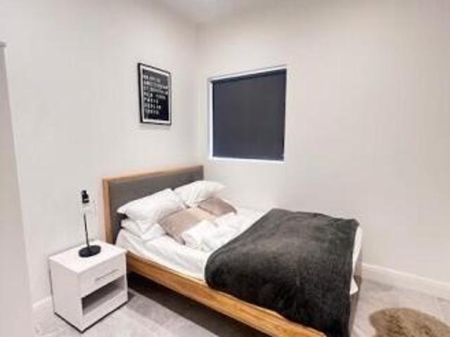 4 bedroom flat for rent in Woodside Park Road, London, N12