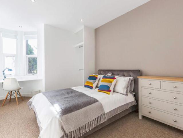 4 bedroom flat for rent in Woodsley Rd, Leeds, LS2