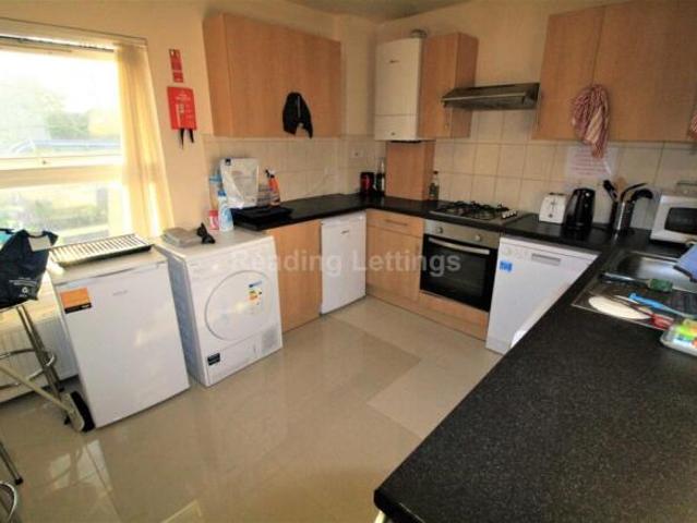 4 bedroom flat for rent in Wokingham Road, Reading MOST BILLS INCLUDED, RG6