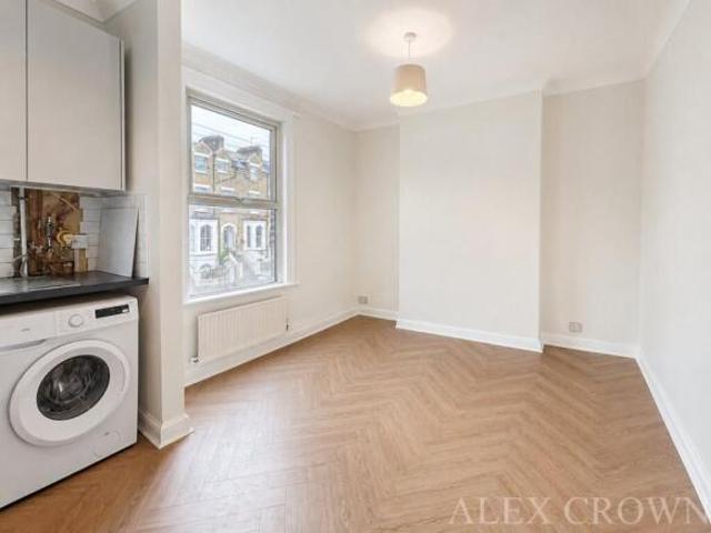 4 bedroom flat for rent in York Road, Acton, W3