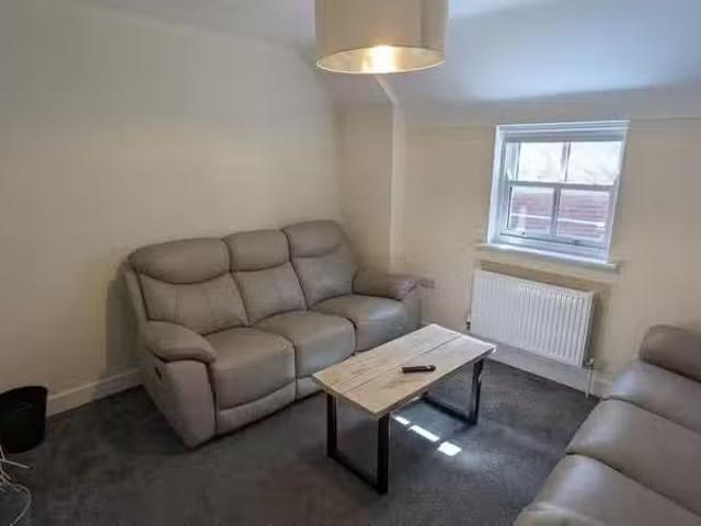 4 bedroom flat for rent in Aughton Street, Heba House, L39