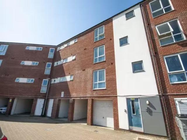 4 bedroom flat for rent in Aviation Avenue, Hatfield, Hertford.