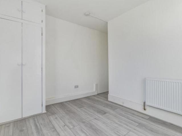 4 bedroom flat for rent in Barnfield Road London SE18