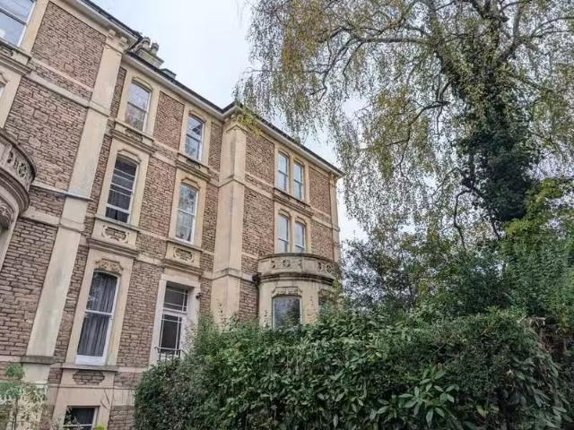 4 bedroom flat for rent in Beaufort Road – Top Floor Flat Avai.
