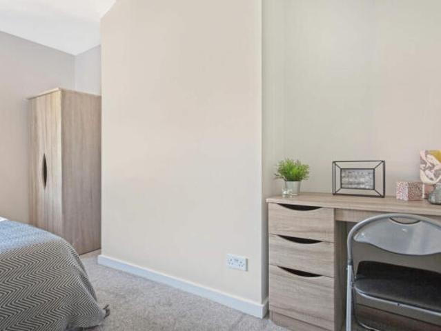 4 bedroom flat for rent in BURLEY ROAD, Leeds, LS3
