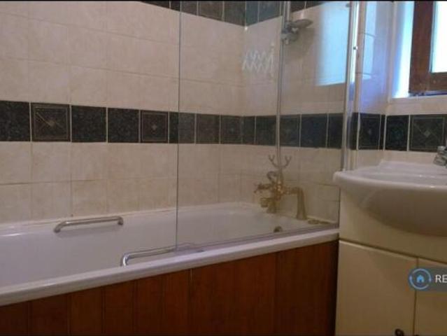 4 bedroom flat for rent in Carrol Close, London, NW5