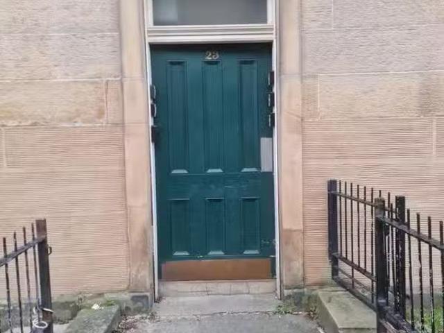 4 bedroom flat for rent in Cathcart Place, Dalry, Edinburgh, E.