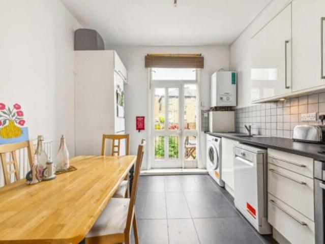 4 bedroom flat for rent in Charteris Road, London, N4