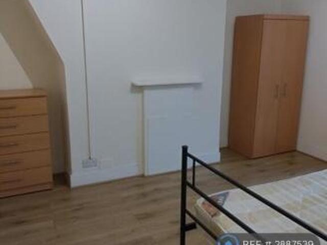 4 bedroom flat for rent in Church Road, Hendon, NW4