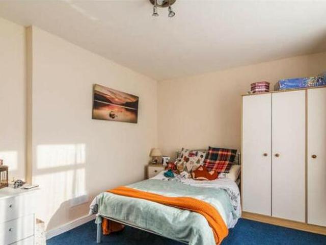 4 Bedroom Flat For Rent In County Street, London