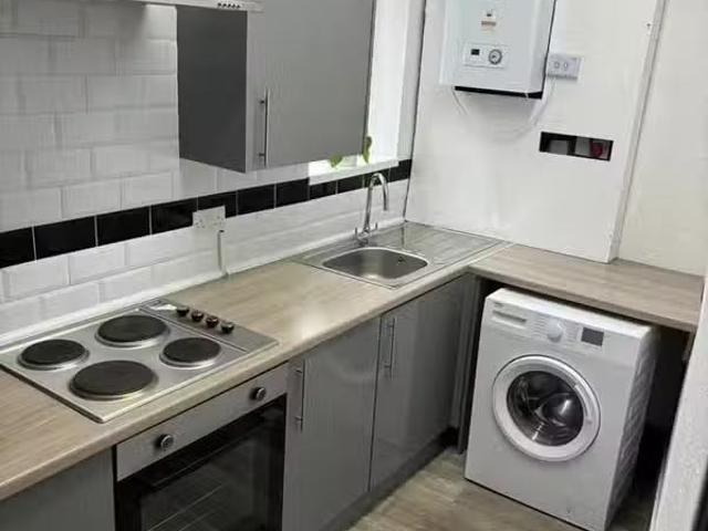 4 bedroom flat for rent in County Road, Liverpool, Merseyside.