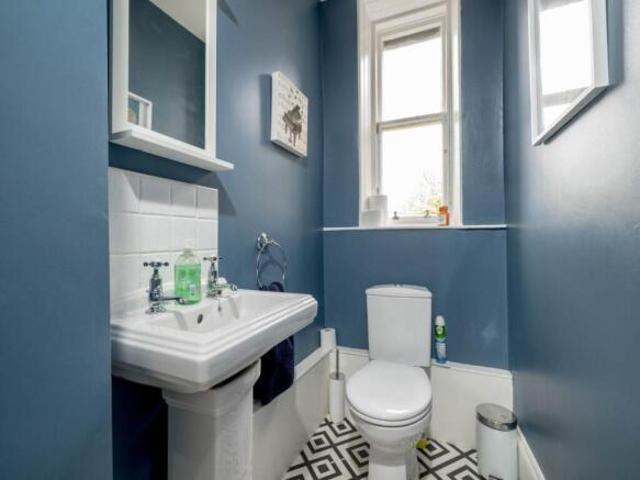 4 bedroom flat for rent in Claremont Crescent, New Town, Edinburgh, EH7