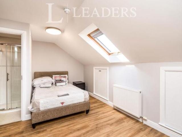 4 bedroom flat for rent in Dickenson Road, Manchester, Greater Manchester, M14