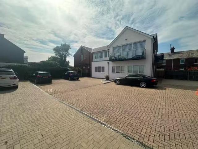 4 bedroom flat for rent in East Terrace, Walton on the Naze, C.