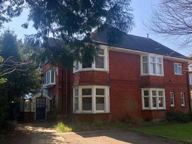 4 bedroom flat for rent in Four Double Bedroom Student House Charminser BH8