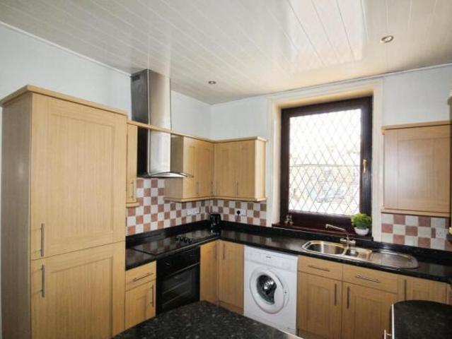 4 bedroom flat for rent in Fourlands Road, Bradford, BD10