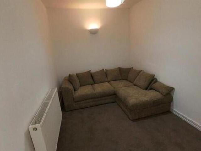 4 bedroom flat for rent in Hathersage Road, Manchester, M13