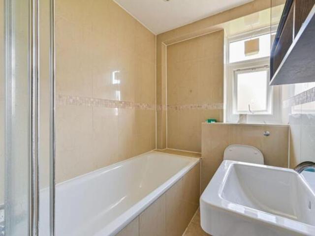 4 bedroom flat for rent in Hazelhurst Road, Earlsfield, London, SW17