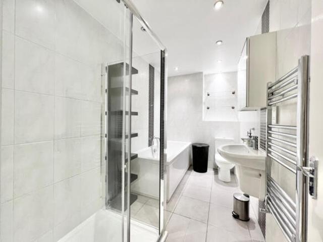 4 bedroom flat for rent in Heathfield Park, NW2 5JE, NW2