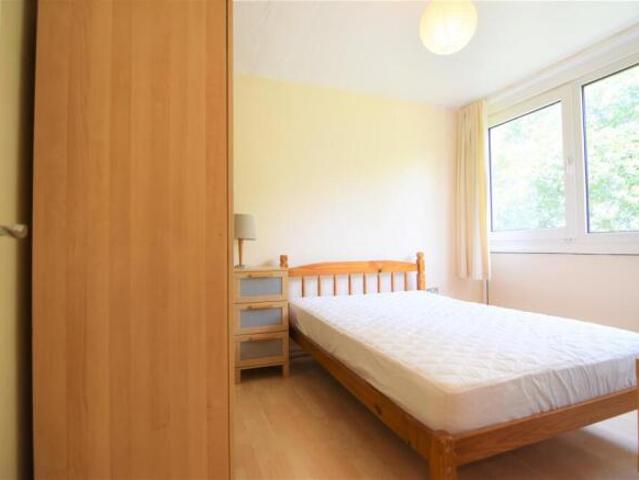 4 bedroom flat for rent in Hersham Close, London, SW15