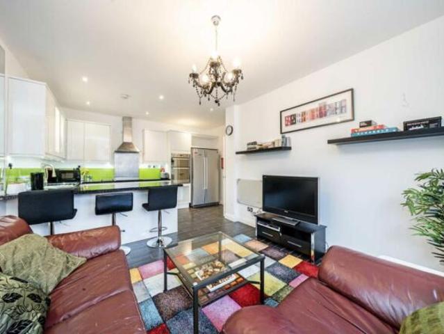 4 bedroom flat for rent in Hessel Street, Whitechapel, E1