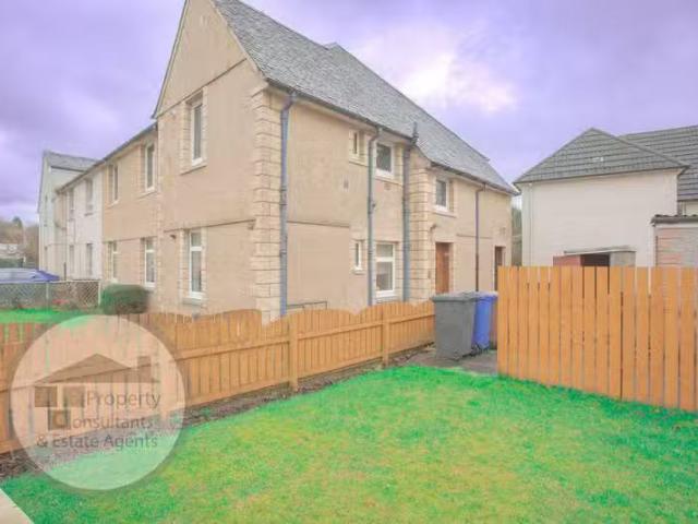 4 bedroom flat for rent in Hillend Crescent, Duntocher, Clydeb.