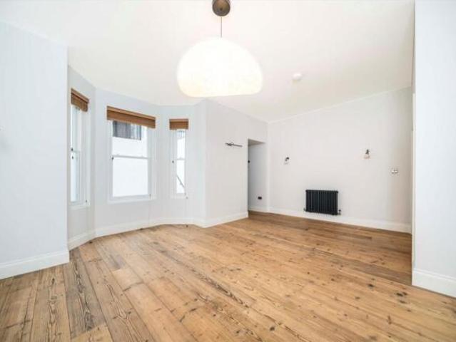 4 bedroom flat for rent in Hillfield Road, West Hampstead, NW6