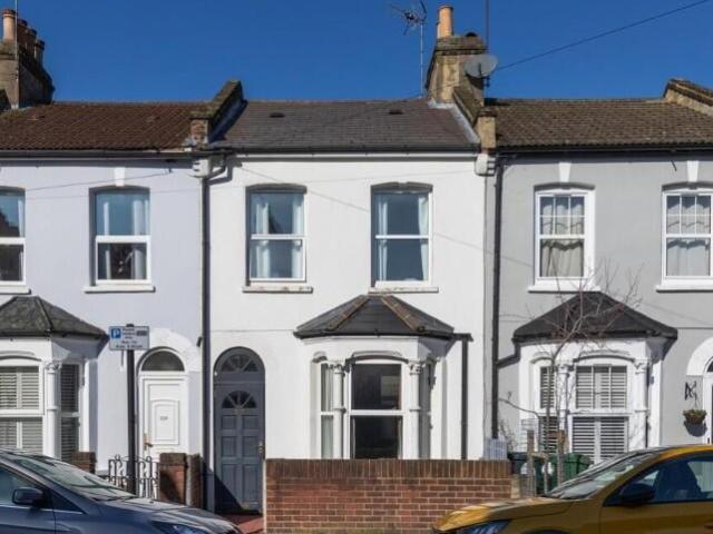 4 bedroom flat for rent in Hollydale Road, Peckham, SE15