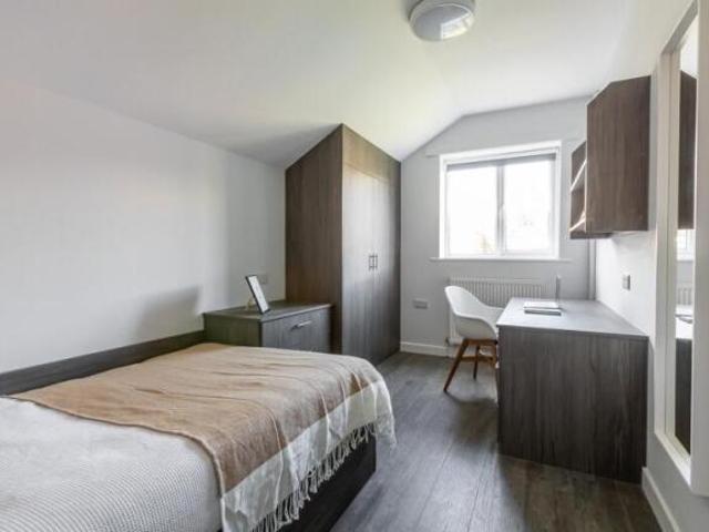 4 bedroom flat for rent in Hyde Park Road, Hyde Park, Leeds, LS6