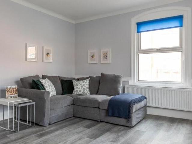 4 bedroom flat for rent in Hyde Park Road, Leeds, LS6