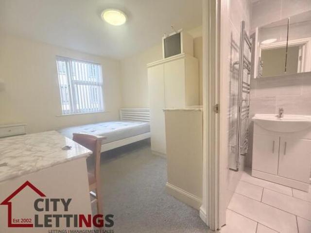4 bedroom flat for rent in Ilkeston Road, Nottingham, NG7