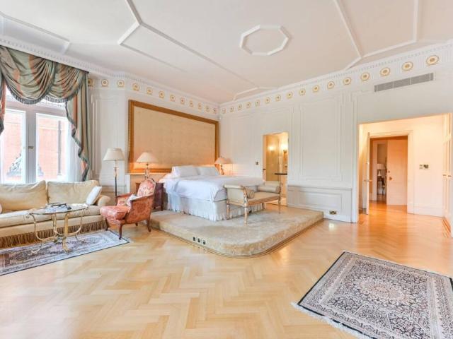 4 bedroom flat for rent in Kensington Road, Kensington, London, W8