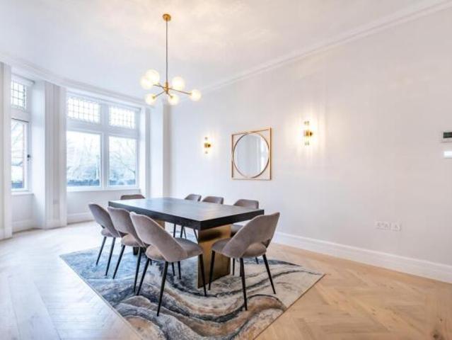 4 bedroom flat for rent in Kensington Road London W8