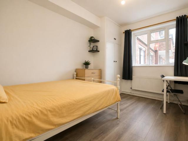 4 bedroom flat for rent in Lindley Street, London, E1
