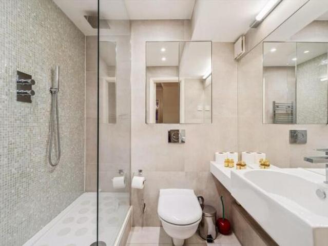 4 bedroom flat for rent in Lower Sloane Street, London, SW1W