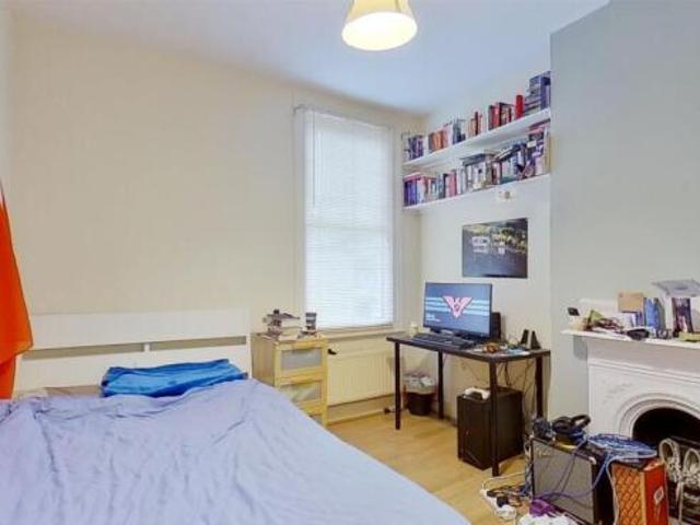 4 bedroom flat for rent in Merton Road, London, SW18