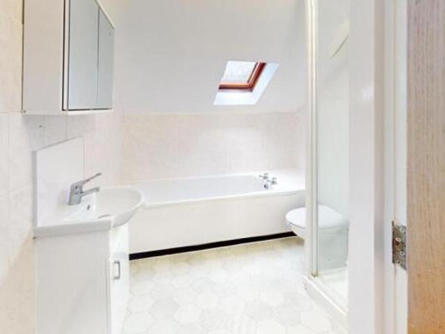 4 bedroom flat for rent in Moorland Avenue, Leeds, LS6