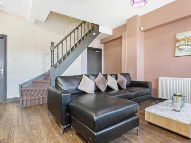 4 bedroom flat for rent in NORTH LANE, Leeds, LS6
