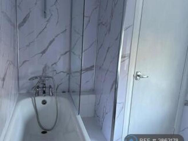 4 bedroom flat for rent in Oslac Road, London, SE6