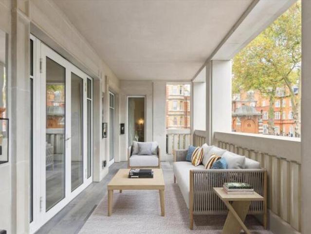 4 bedroom flat for rent in Palace Green, Kensington, London, W8