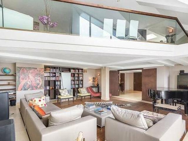 4 bedroom flat for rent in Parkgate Road SW11