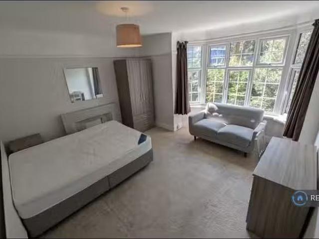 4 bedroom flat for rent in Pine Mansions, Bournemouth, BH1