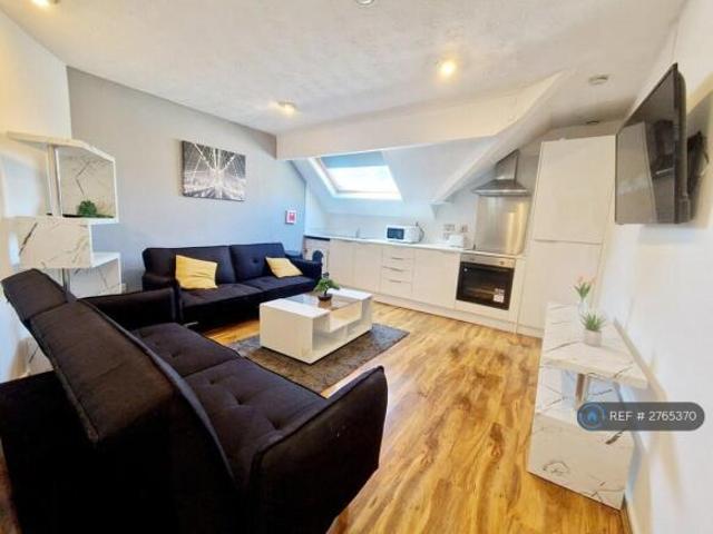4 bedroom flat for rent in Polygon Road, Manchester, M8
