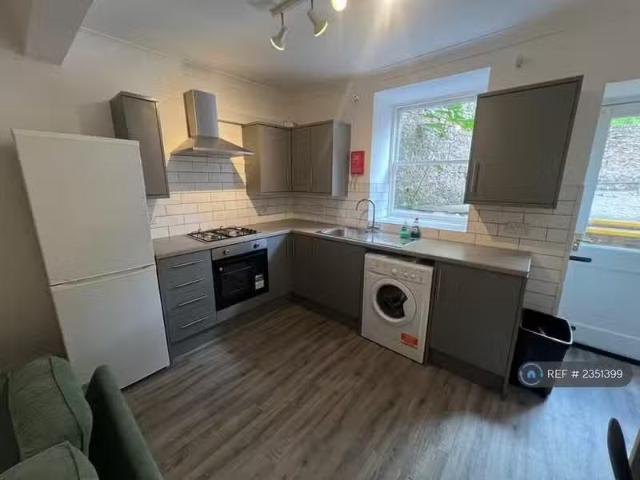4 bedroom flat for rent in Richmond Terrace, Clifton, Bristol.
